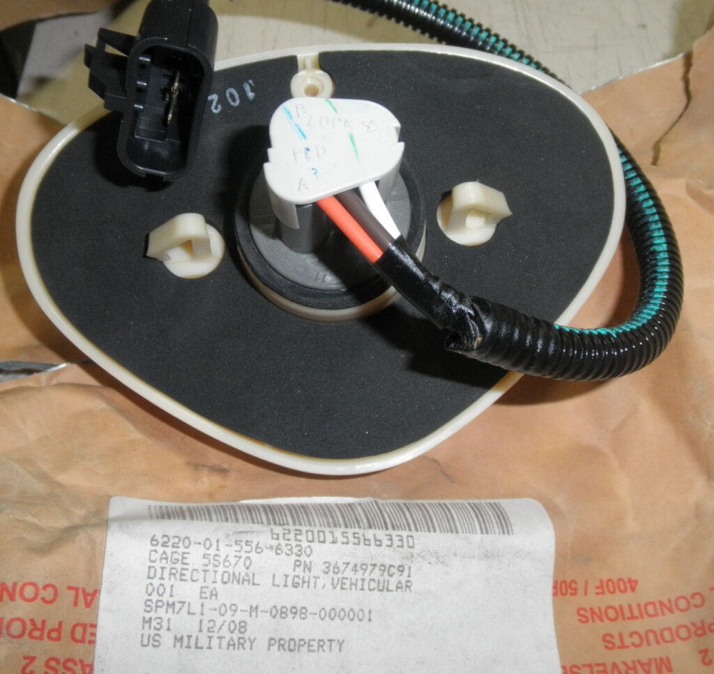 6220-01-556-6330 3674979C91 Navistar Directional Light Fender Light ...